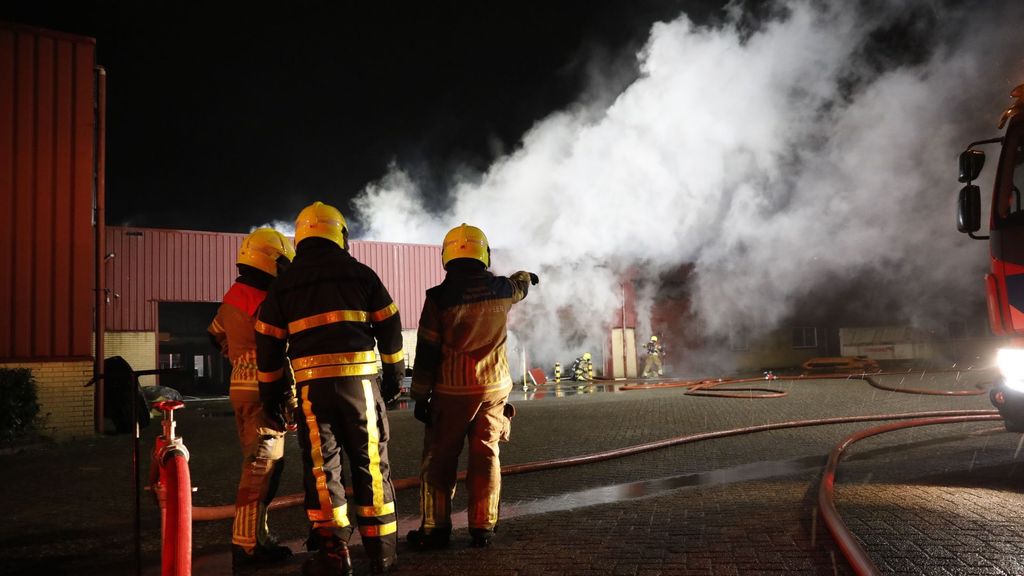 Veel rook bij grote brand in bouwmarkt Bergen op Zoom