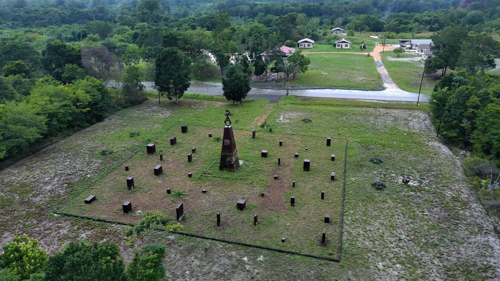 In dit Surinaamse dorp leeft de herinnering aan bloedbad voort na dood ...
