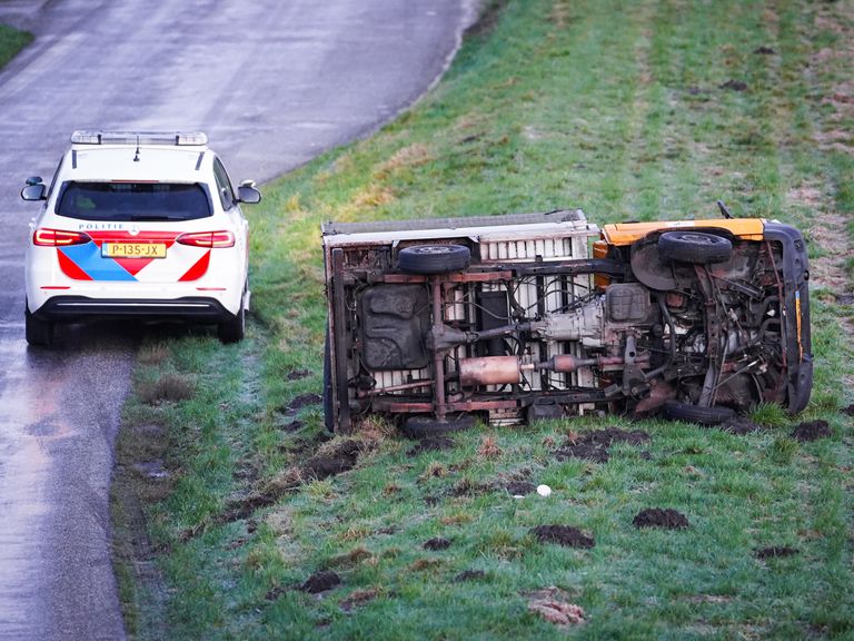 Twee doden bij botsing tussen auto en vrachtwagen in Ommen