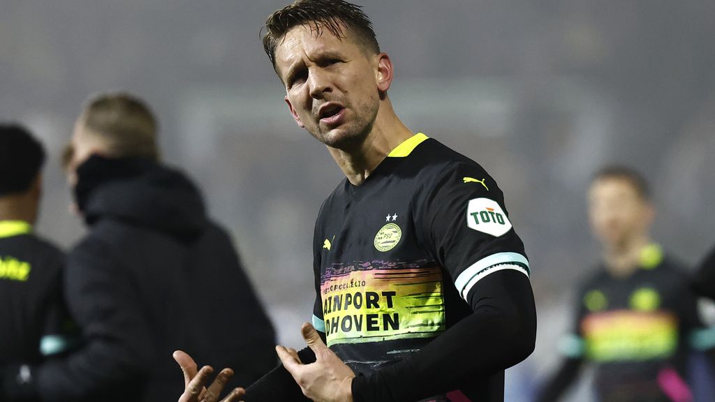 Ajax bij winst op Heerenveen op één punt van koploper PSV • Utrecht, AZ ...