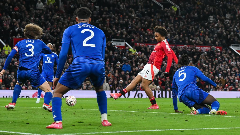 Van Nistelrooij boos na uitschakeling tegen United door buitenspelgoal ...