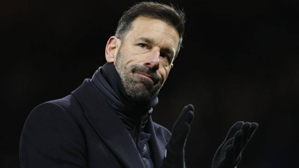 Van Nistelrooij boos na uitschakeling tegen United door buitenspelgoal ...