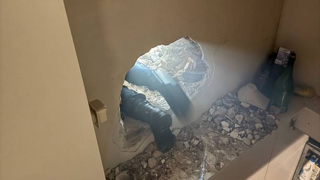 Dieven stelen juwelen door gat in de muur