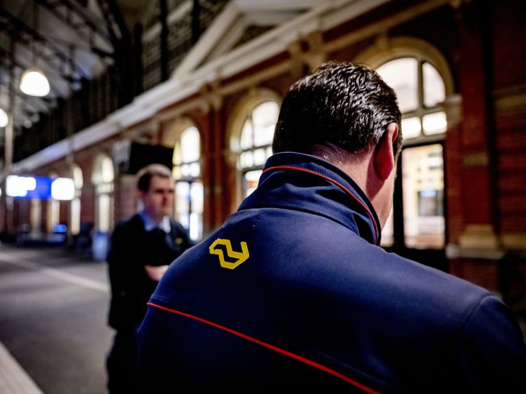 Viertal zonder vervoersbewijs belaagt machinist en conducteur in Deurne