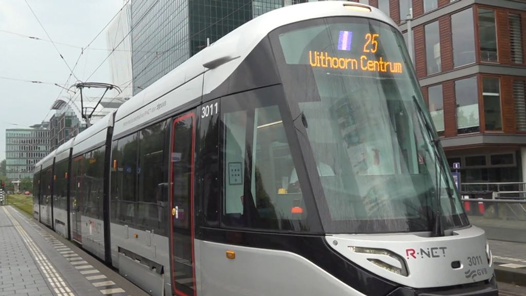 Vrouw meegesleurd door tram in Amsterdam, sensoren detecteerden jas niet