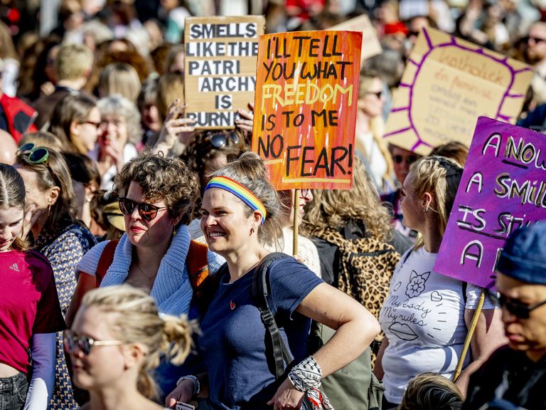 Grote drukte bij betoging voor vrouwenrechten in Amsterdam
