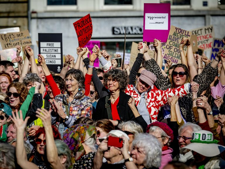 Grote drukte bij betoging voor vrouwenrechten in Amsterdam