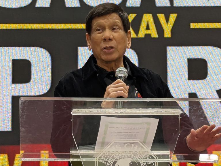 Opgepakte Filipijnse oud-president Duterte onderweg naar Nederland