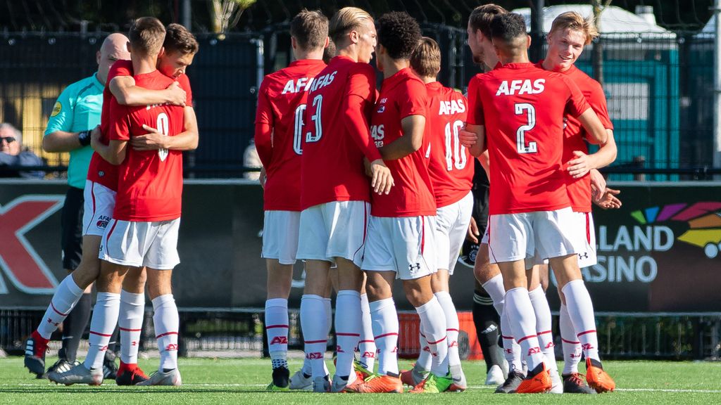 Opleiding AZ onder vuur: jeugdspelers moesten kip slachten op militair ...