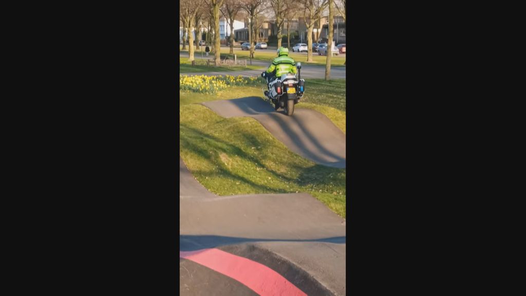 Wow! Motoragent stunt op crossbaan