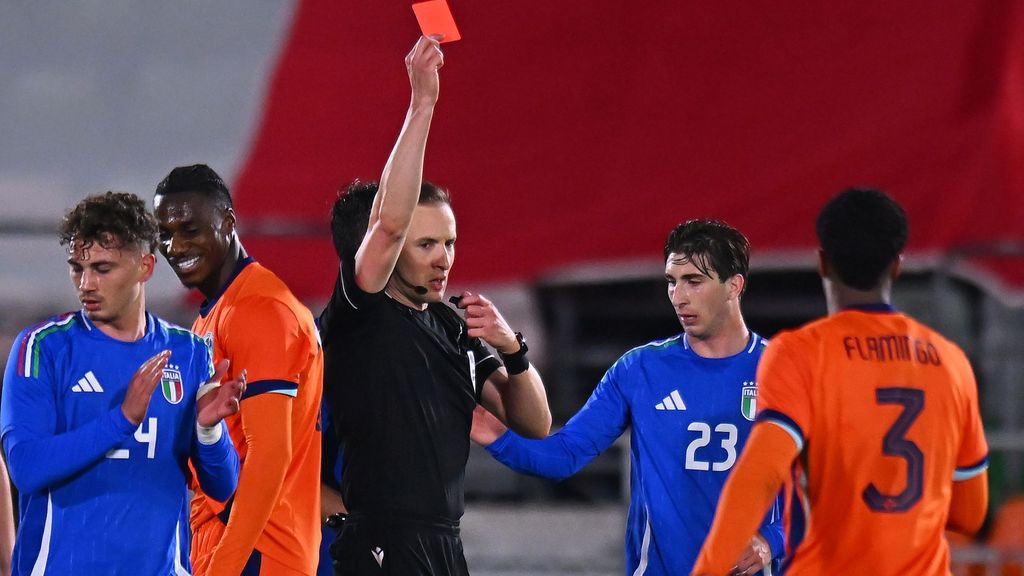 Twee rode kaarten deren Jong Oranje niet: 2-1 in blessuretijd tegen ...