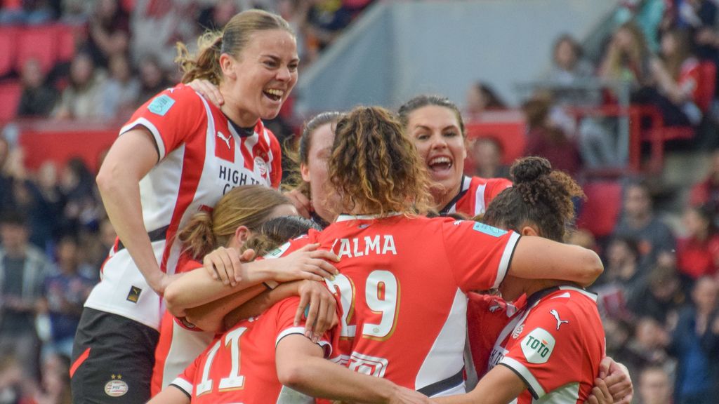 Vrouwen PSV winnen topper en pakken koppositie, Ajax-coach De Reus ...