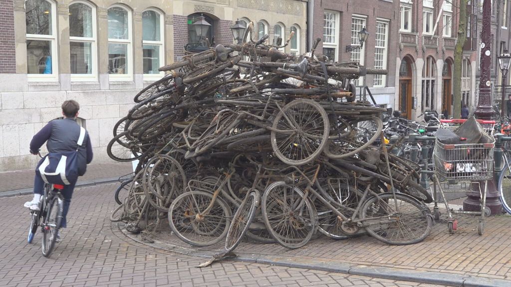 Grote stapel fietsen uit water gehaald: Kunst of niet?