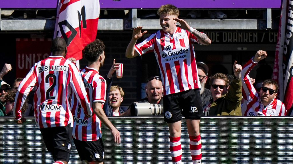 Sparta klopt NEC na rode kaart en klimt over Nijmegenaren heen op ranglijst