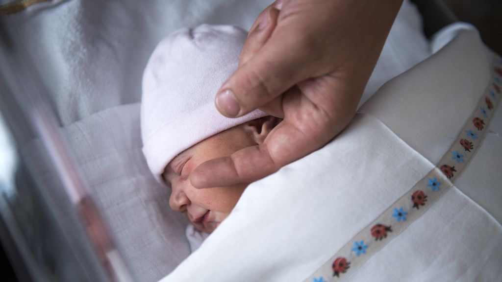 Baby twee keer geboren om leven moeder te redden