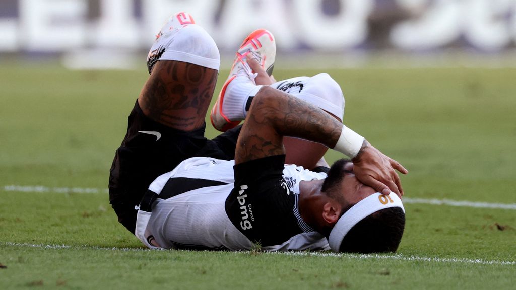 Depay valt voor rust geblesseerd uit bij Corinthians, ernst blessure ...