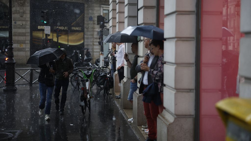 Paris Hailstorm: Flooding, Traffic, and Damage in May 2025 - memesita ...
