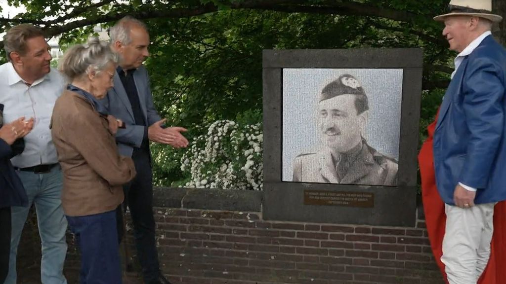 Nieuwe WO II-plaquette bij Arnhemse John Frostbrug
