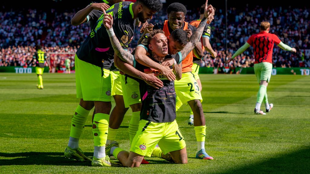 PSV op valreep langs Feyenoord in meeslepende topper, titelrace weer spannend