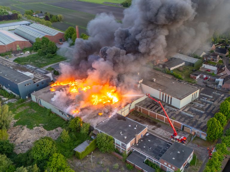 Grote brand in bedrijfspand Oude Pekela