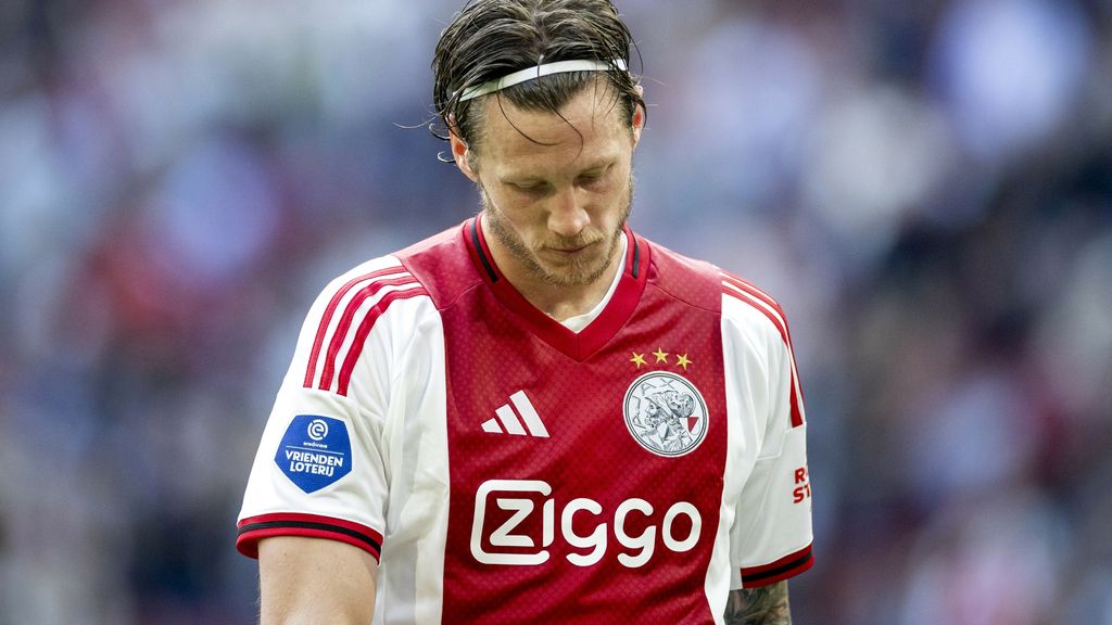 Emotionele Weghorst slaat camera weg na mislopen titel Ajax, tranen bij Farioli