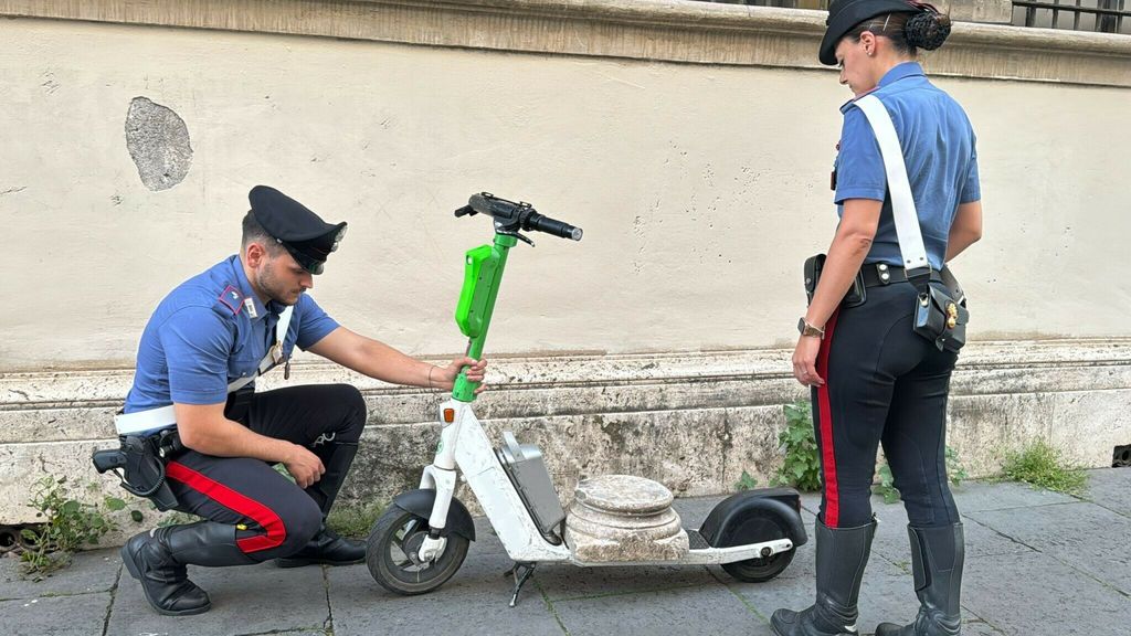 Toerist betrapt met oude pilaar op zijn step