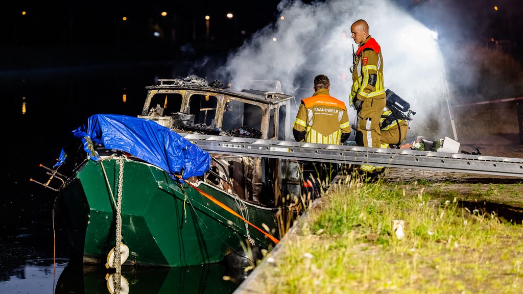 Dode bij brand op vervallen woonboot in Tilburg - Oozo.nl