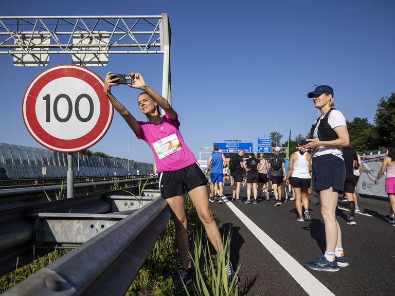 Amsterdam danst, sport, trouwt en zingt op hete snelweg vanwege 750 ...