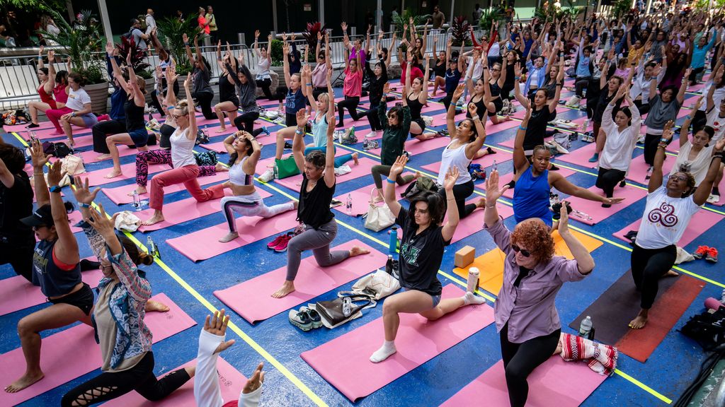 Ohmmmmm... Duizenden mensen vieren Internationale Yoga-Dag