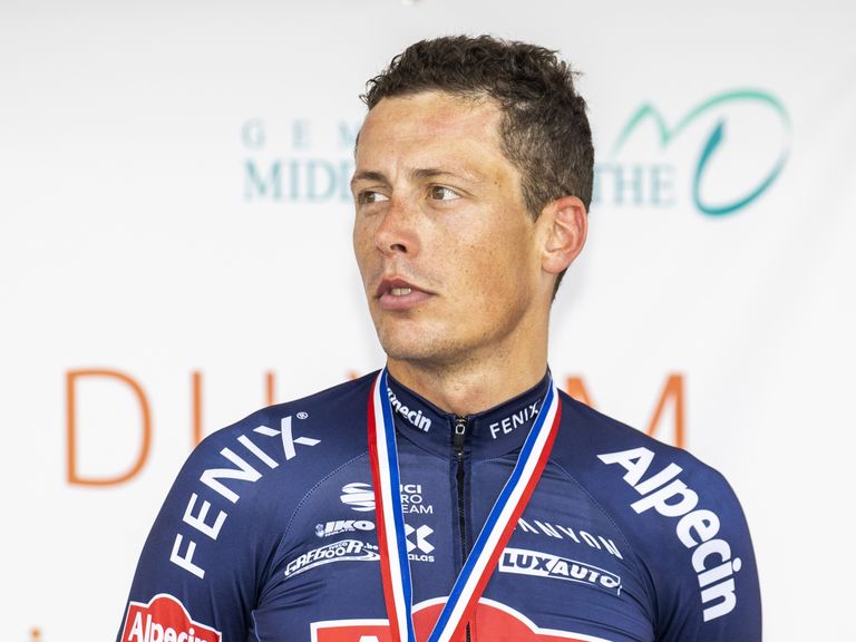Riesebeek valt en krijgt als eerste wielrenner zijn tweede gele kaart