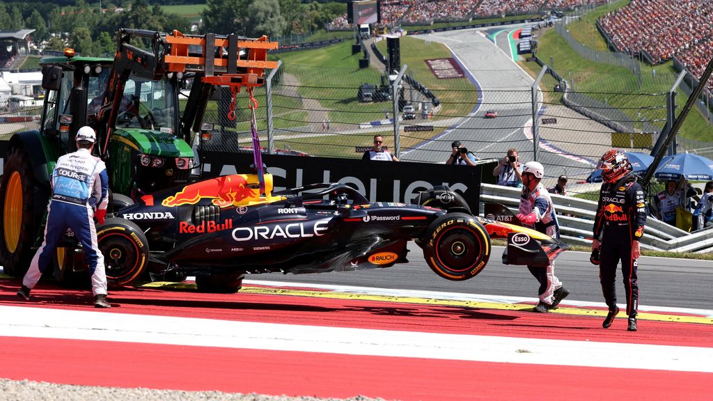 Verstappen haalt schouders op na crash, Horner spreekt van 'vreselijk weekend'