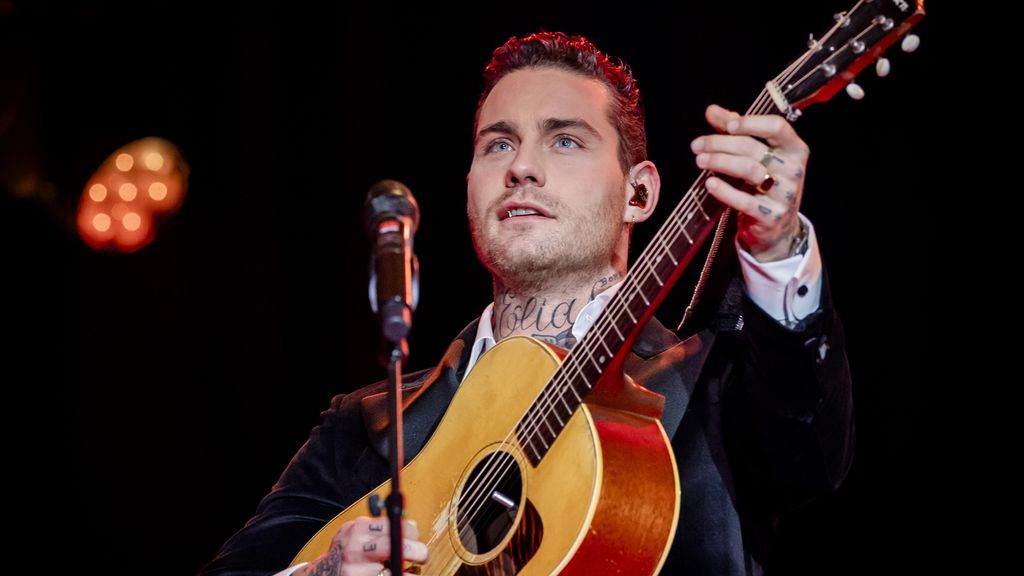 Zanger Douwe Bob weg uit Nederland vanwege bedreigingen