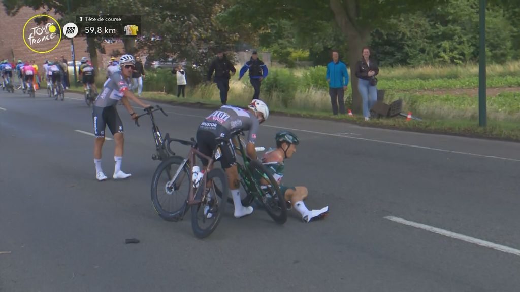 Einde Tour voor Philipsen, etappewinnaar breekt sleutelbeen bij harde val