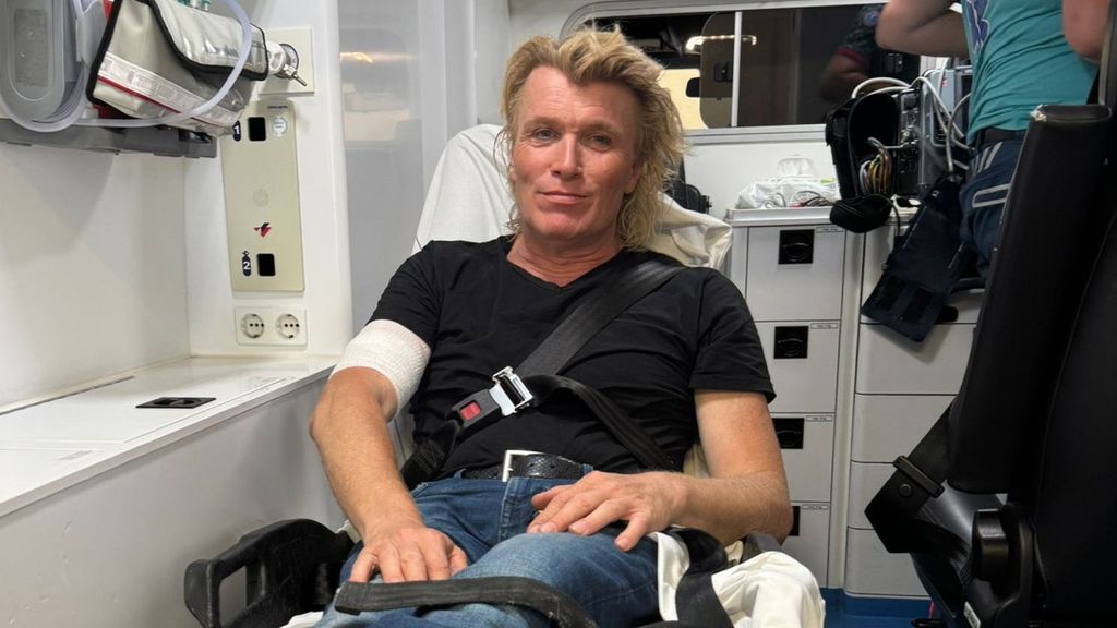 Hans Klok raakt gewond bij goocheltruc met zwaarden