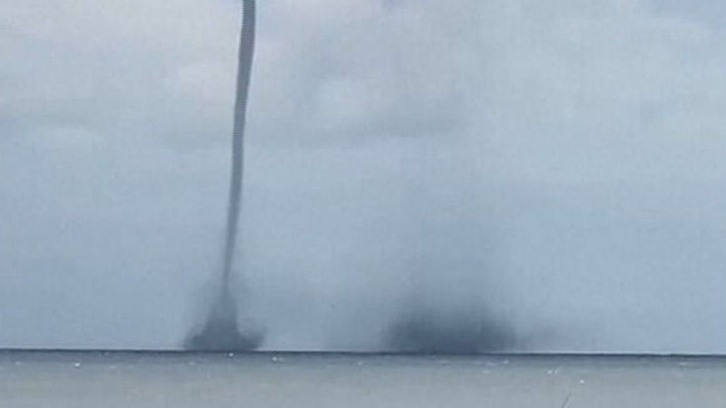 Wow! Twee waterhozen smelten samen