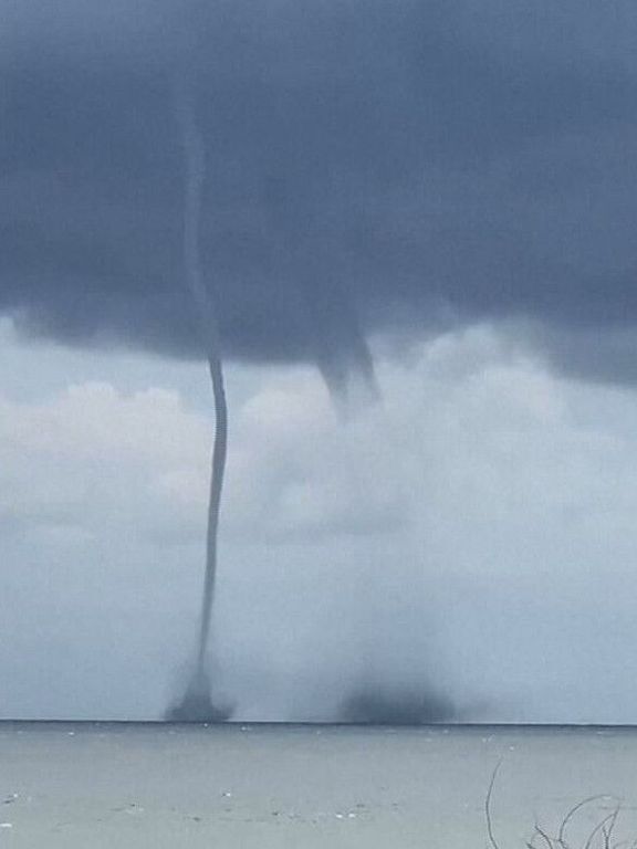 Wow! Twee waterhozen smelten samen