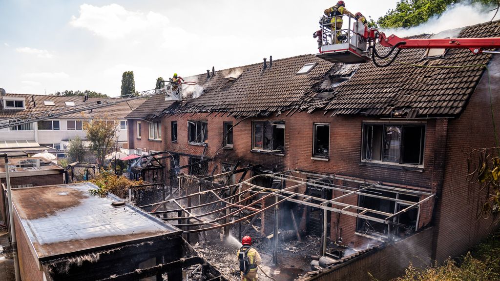 24 woningen ontruimd om grote brand in huizenblok Deurne - Oozo.nl