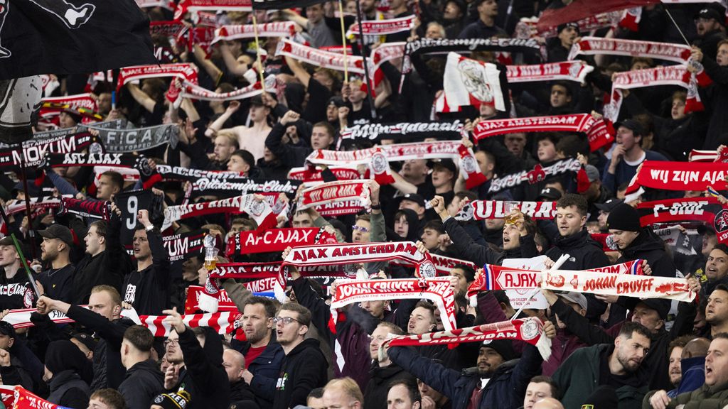 Ajax-fans herdenken Lisa met minuut applaus • Utrecht wekenlang zonder ...