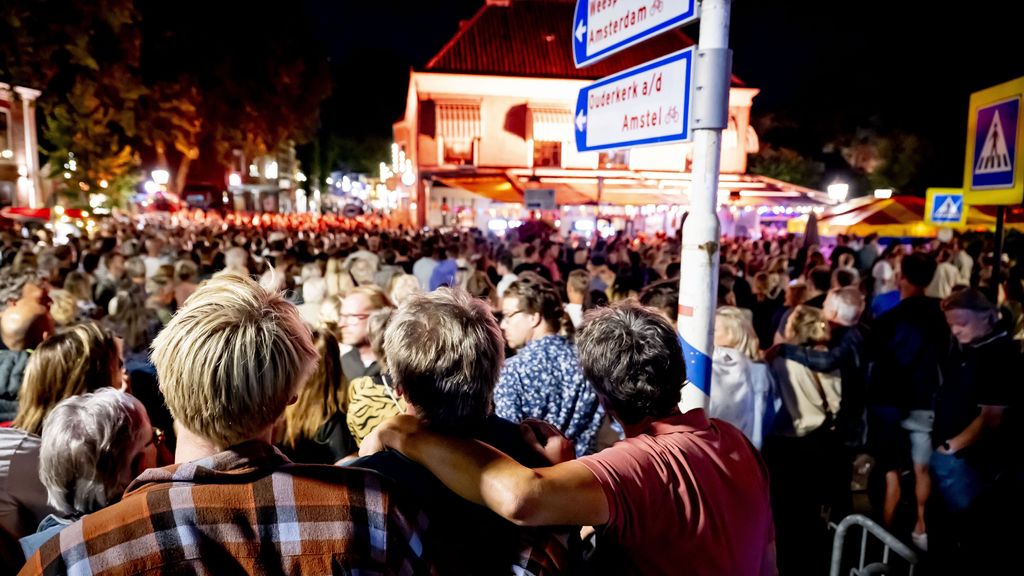 Familie Lisa bij minuut stilte, gevels oranje vanwege geweld tegen vrouwen