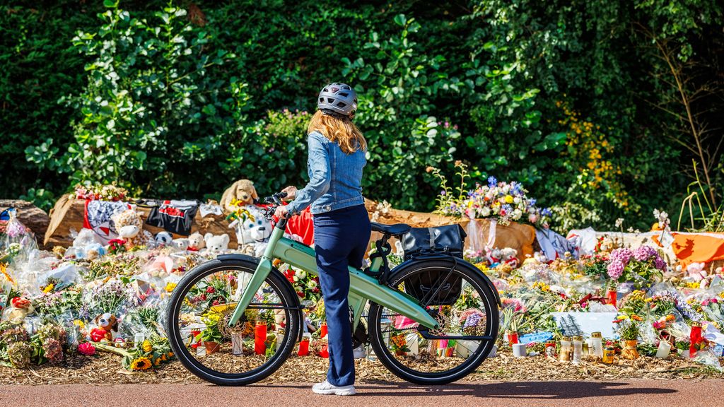 Duivendrecht krijgt bloemenhart op plek waar Lisa (17) werd gevonden