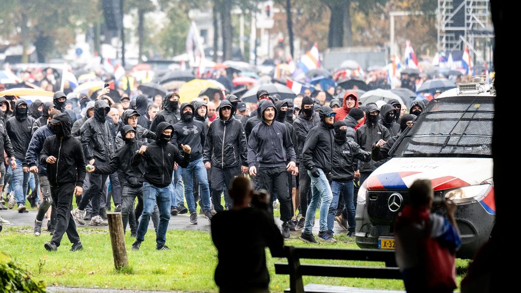 Foto's agenten online na rellen van zaterdag in Den Haag