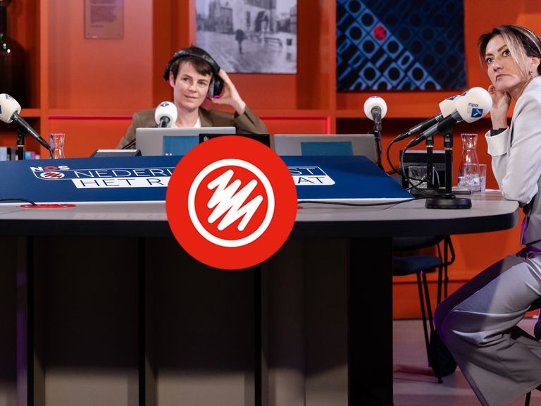 Jimmy Dijk, lijsttrekker van de SP, toont brief met reacties vanuit ...