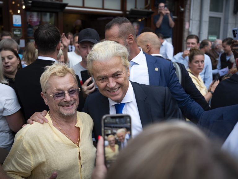 Jimmy Dijk (SP) toont brief met reacties vanuit Groningen