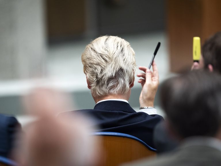 Jimmy Dijk (SP) toont brief met reacties vanuit Groningen