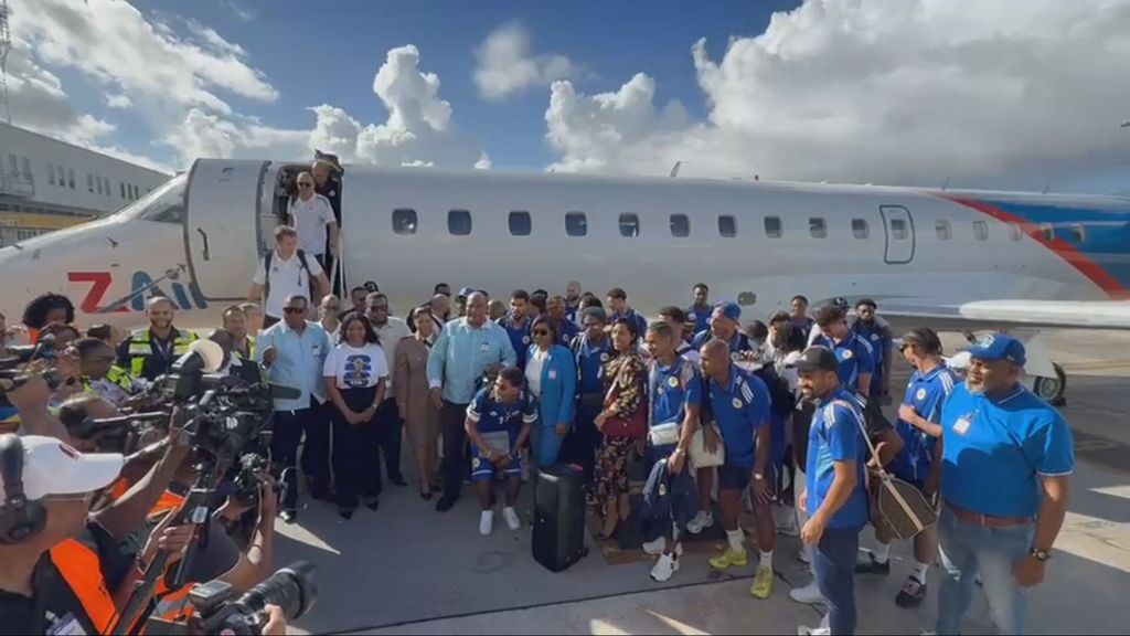 Curaçaose selectie in open bus door Willemstad • Huldiging rond middernacht
