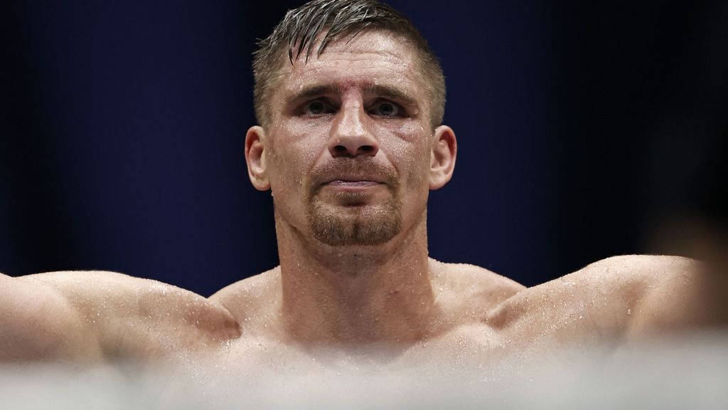 Kickbokser Verhoeven doet vrijwillig afstand van wereldtitel en stopt ...