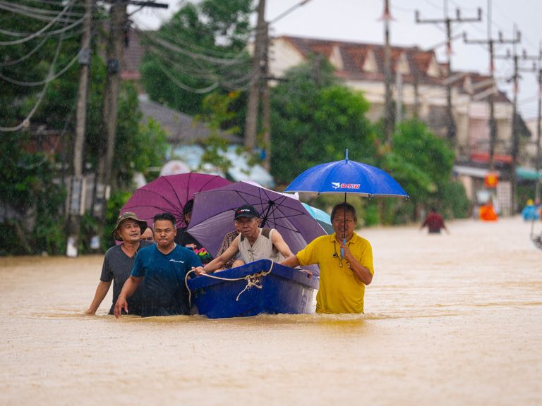 Zware overstromingen in Thailand, dodental loopt op