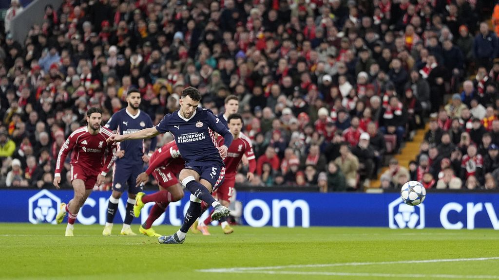 Na Napoli (6-2) slacht PSV ook Liverpool (1-4) • Vier goals Mbappé in ...