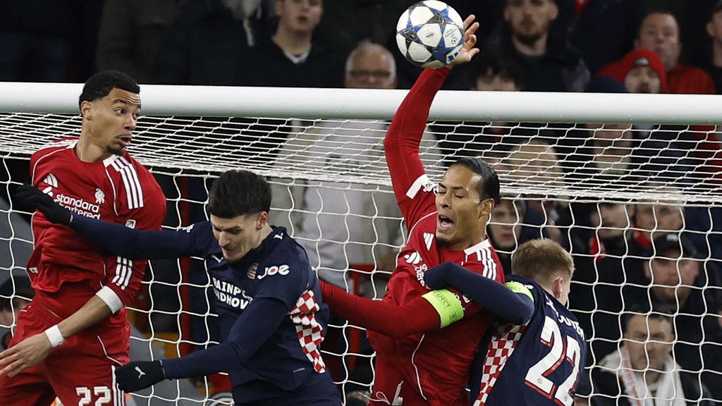 Na Napoli (6-2) slacht PSV ook Liverpool (1-4) • Vier goals Mbappé in ...