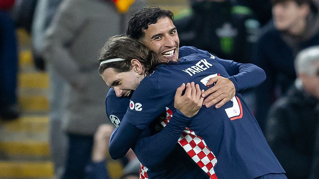 Na Napoli (6-2) slacht PSV ook Liverpool (1-4) • Vier goals Mbappé in ...